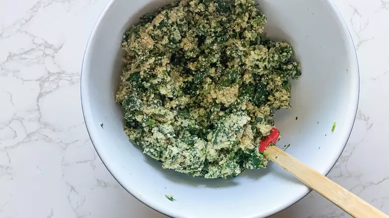 Ingrediencie parmezánových špenátových guľôčok sa zmiešajú v miske