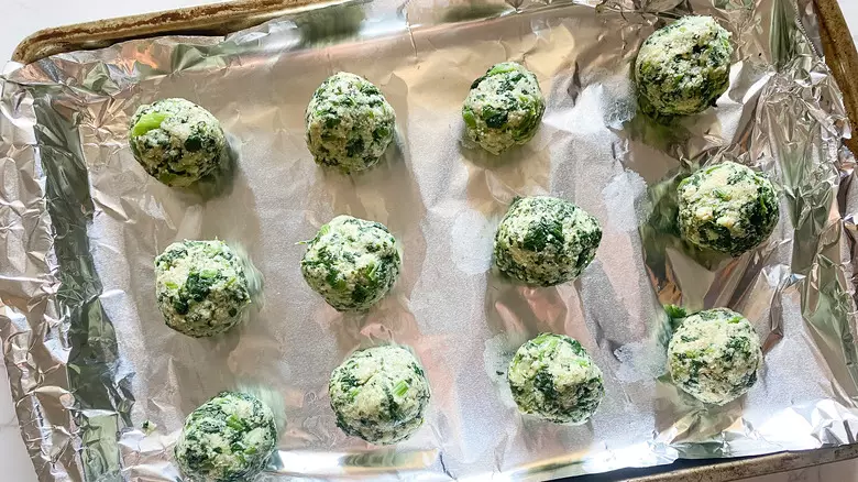 boules d'épinards au parmesan sur une plaque à pâtisserie