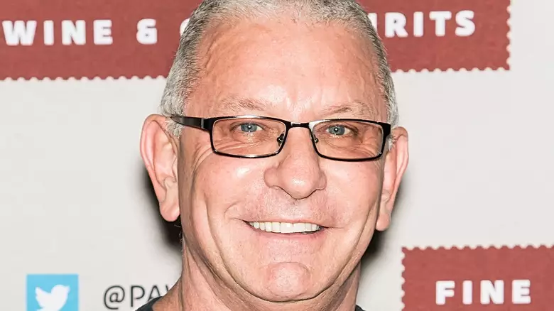 Robert Irvine porte des lunettes