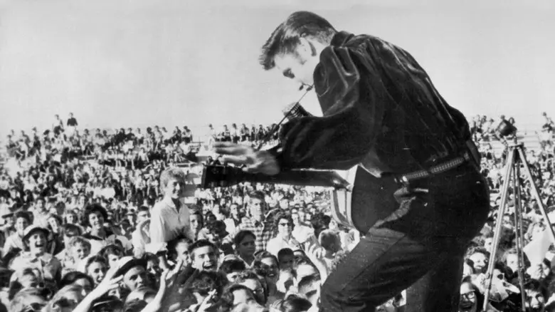 Elvis Presley treedt op tijdens concert