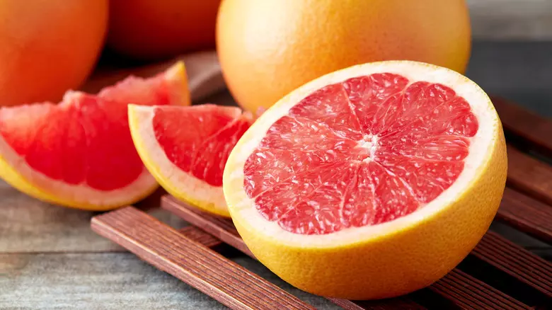 grapefruit e arotsoeng ka halofo le ho seha