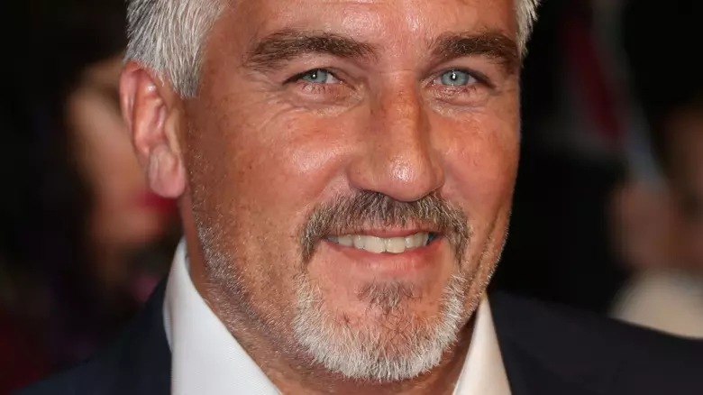 Paul Hollywood gülümseyerek