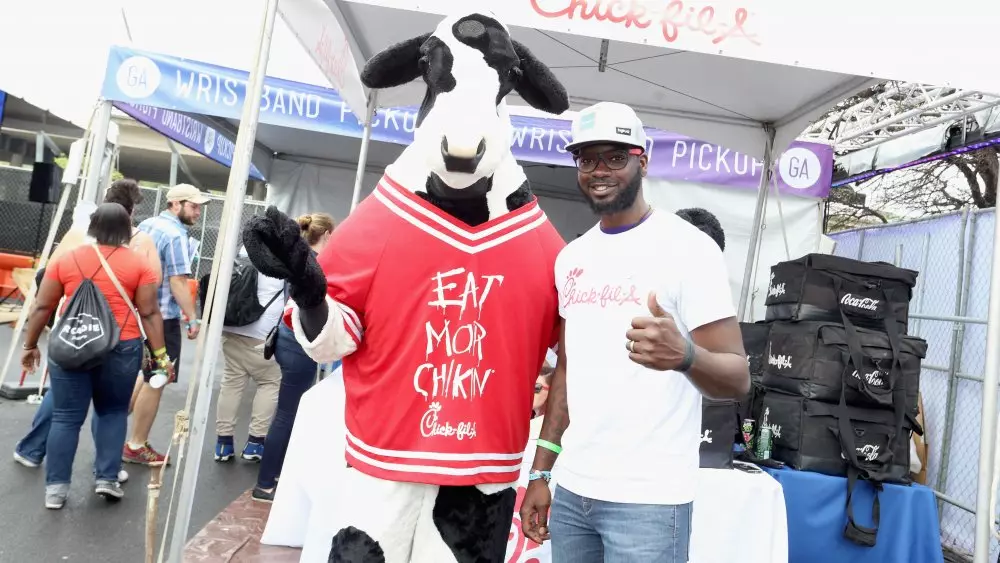 Chick-fil-A Cow ថតជាមួយបុគ្គលិក