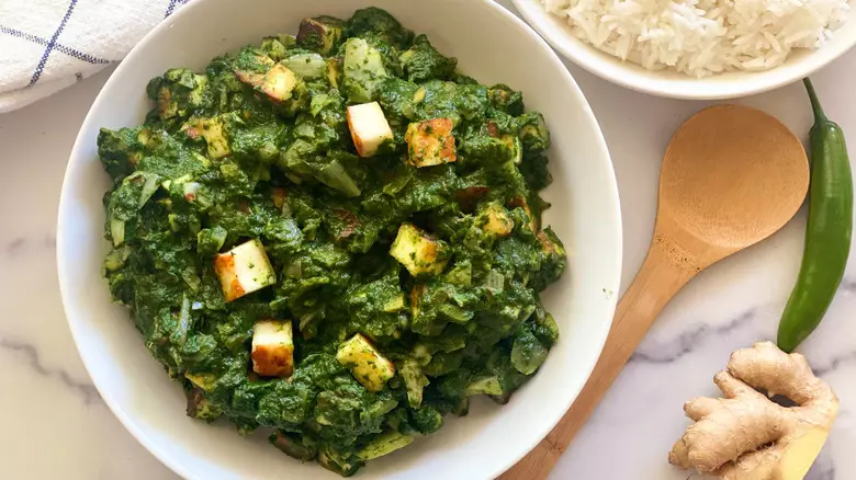 ciotola di paneer palak con riso a parte