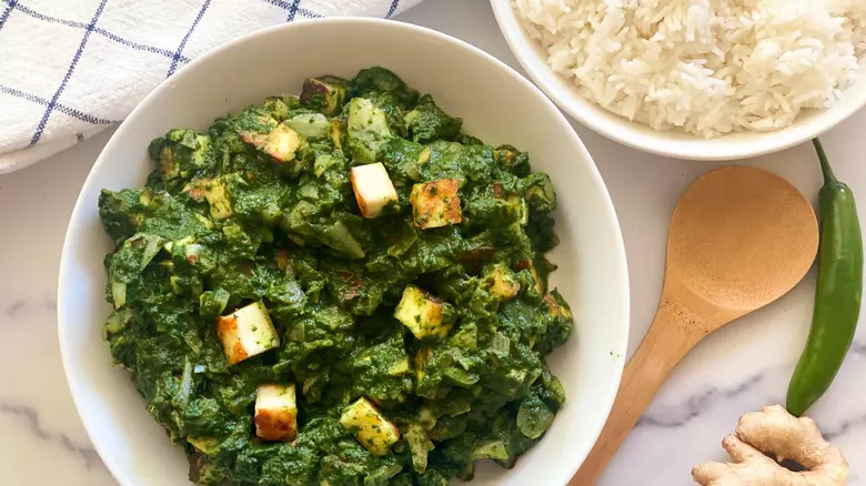 lėkštė su palak paneer ir ryžiais