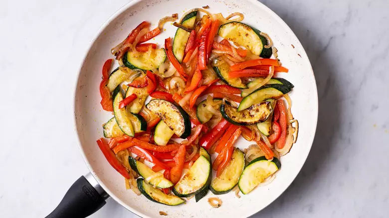 Légumes d'été sautés à la poêle.