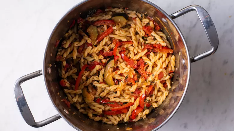 Pâtes aux légumes d'été en pot