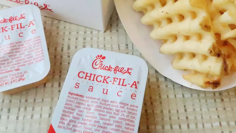 Pakketten van Chick-fil-A's kenmerkende saus met wafelfriet