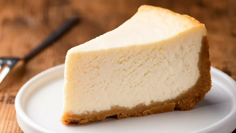 Як буридаи cheesecake дар табақ