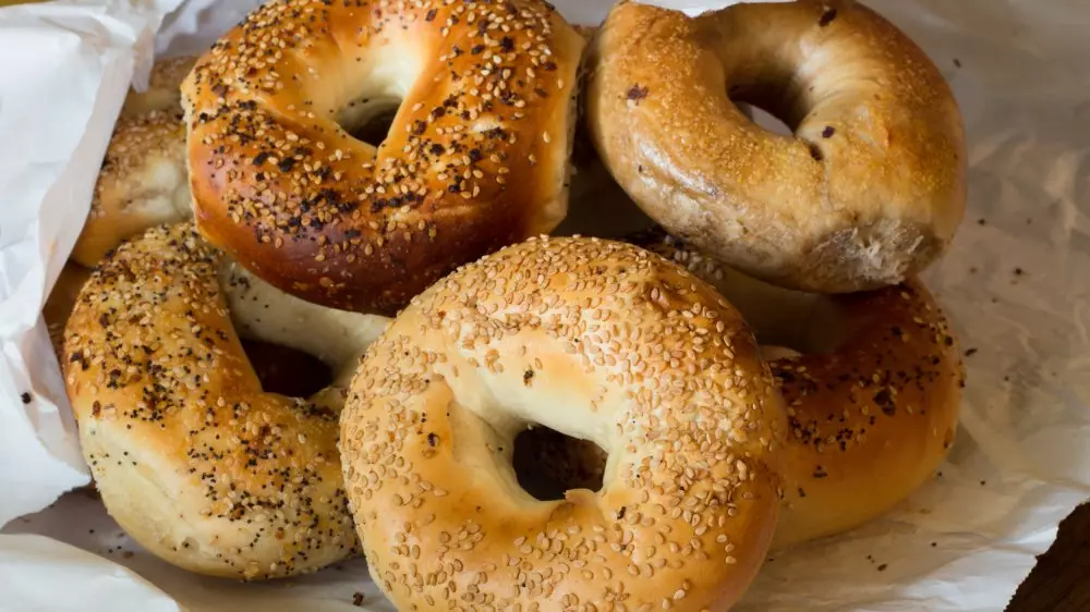 éagsúlacht bagels Nua-Eabhrac i mála páipéir bán