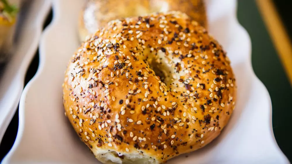 ທຸກສິ່ງທຸກຢ່າງ bagel ມີ crisp, crust ເປັນເຫຼື້ອມ