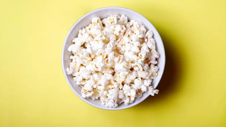Popcorn dalam mangkuk putih