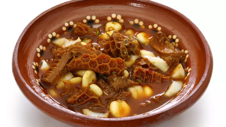 Menudo Meksîkî bi tîrêjê stewr û hominy