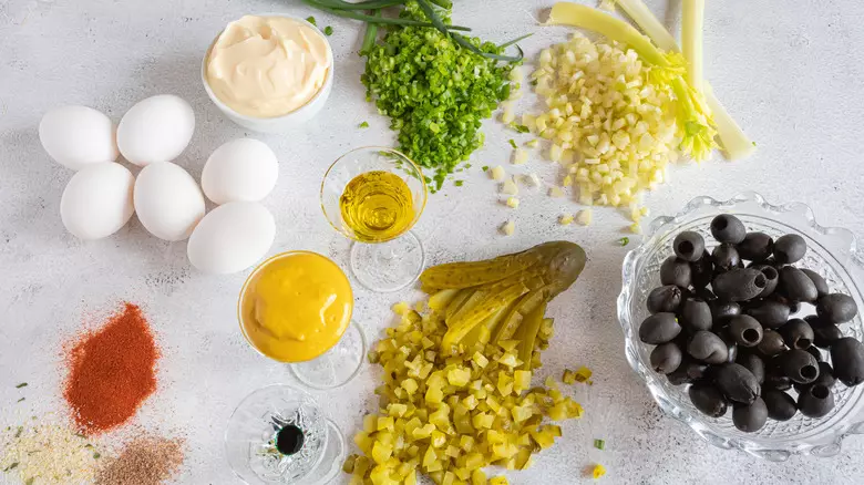 ingrediënten voor halloween deviled eggs