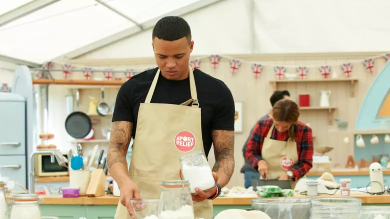 Deelnemers bakken op de Great British Baking Show