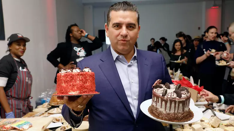 Buddy Valastro កាន់នំខេកពីរ