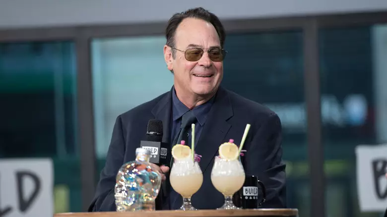 Dan Aykroyd מיט קריסטאַל העאַד וואָדקאַ און קאַקטיילז