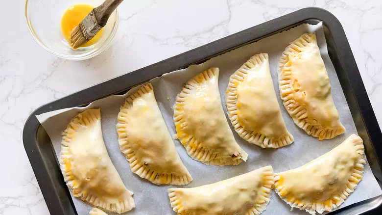 پىشۇرۇش جەدۋىلىدىكى empanadas