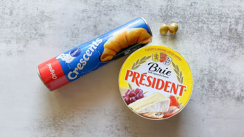 Brie kaas, halvemaanrolletjes, olijven