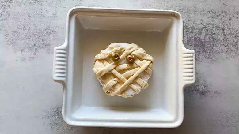 Unbaked mummy-pob brie