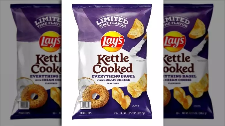 Bag of Lay's Kettle Cooked Everything Bagel s čipsom s okusom kremastog sira