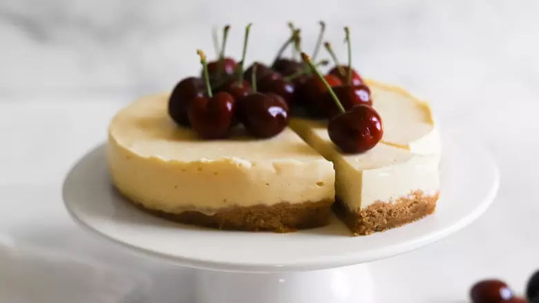 Servis tepsisinde Instant Pot cheesecake