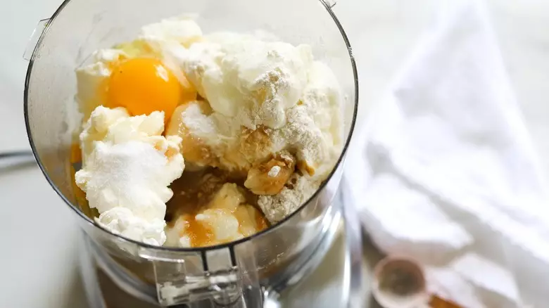 Instant-Pot-Käsekuchenmischung in der Küchenmaschine