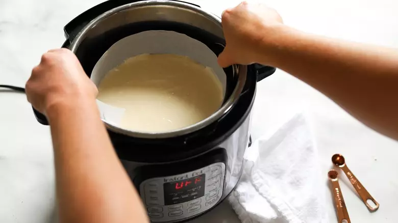 Tencerede Instant Pot cheesecake karışımı