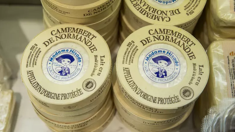 Smėlio spalvos Camembert sūrio gabalėliai