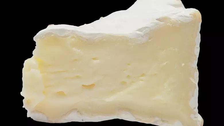 Closeup ຂອງ wedge ຂອງ Camembert cheese