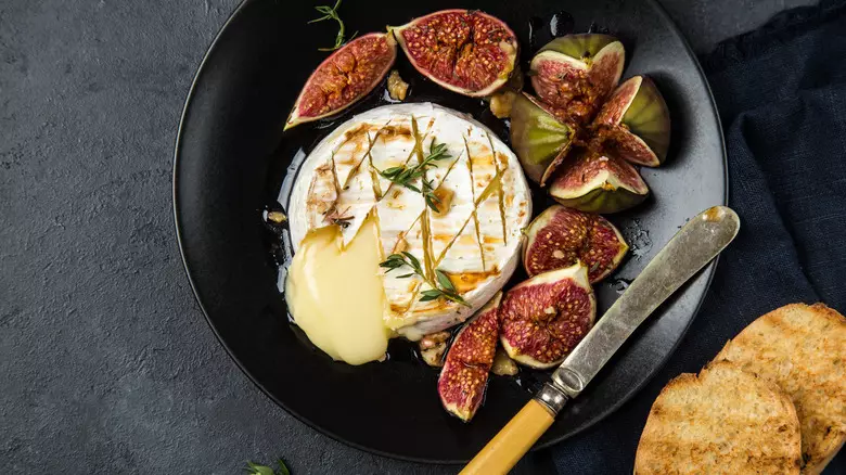 Wiel van gebakte Camembert kaas met vye