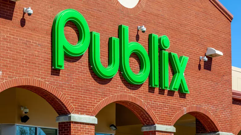 Pubix Sign Facade