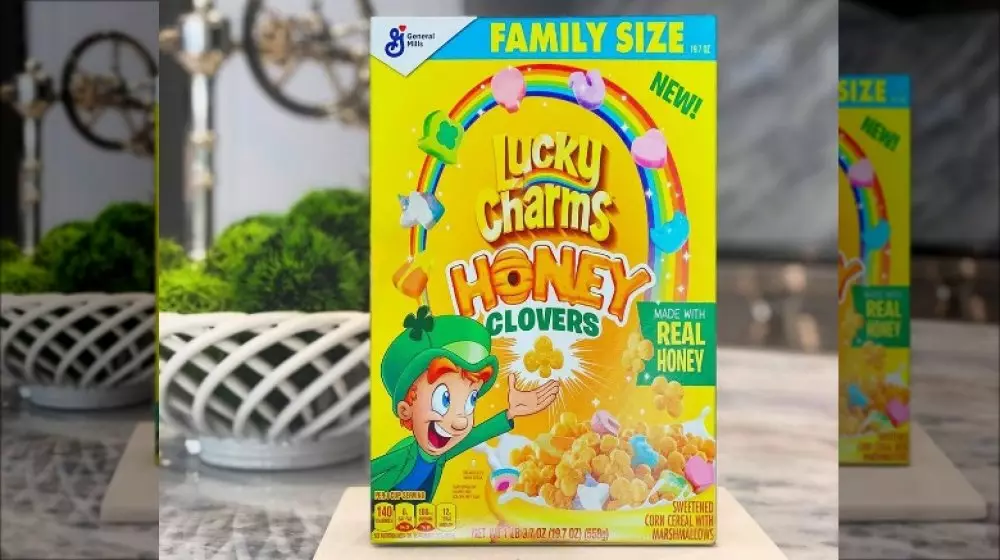 Як қуттӣ аз бедаҳои нави Lucky Charms асал