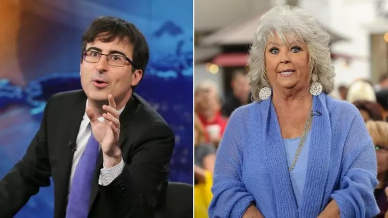 Den John Oliver hannert dem Daily Show Desk an d'Paula Deen kucken erschreckt