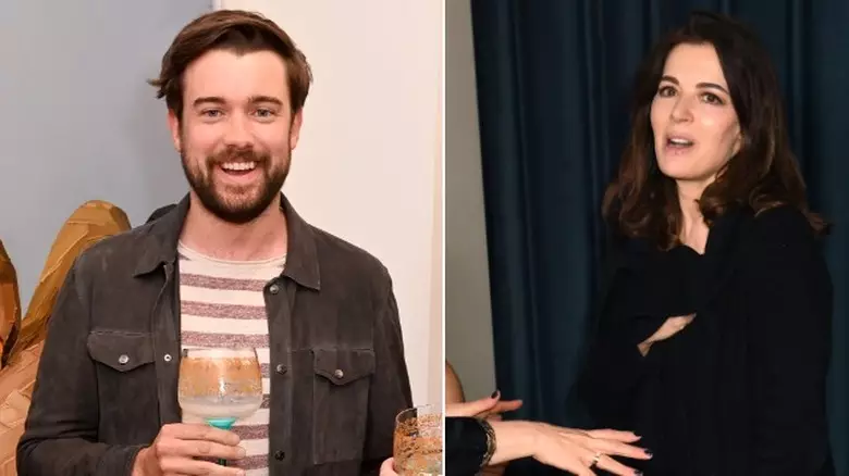 Comedia Jack Whitehall lächelt, Nigella Lawson gesäit gestresst aus