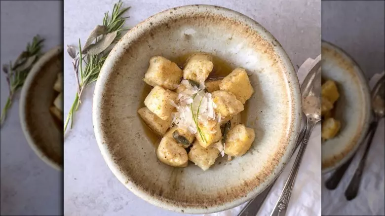 Gnocchi se šalvějí a hnědým máslem