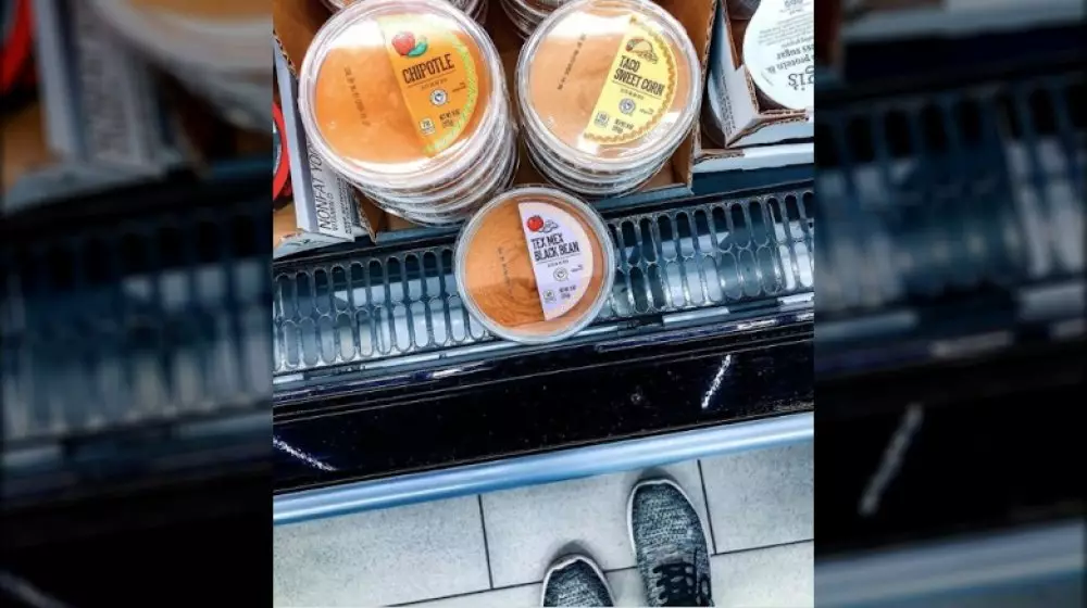 Aldi کے نئے hummus کنٹینرز کے ڈھیر