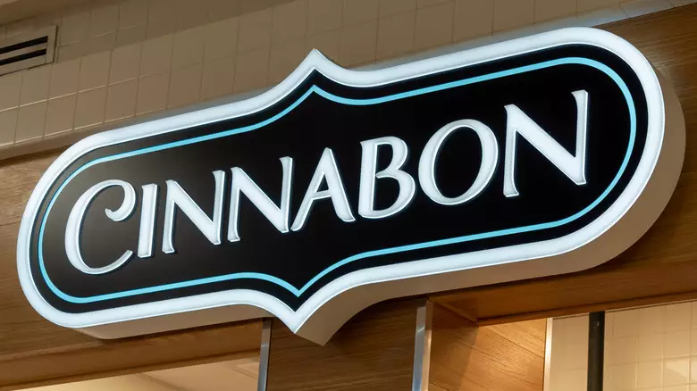 Вывеска магазина Cinnabon