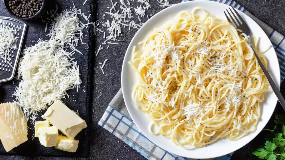 spaghetti miaraka amin'ny fromazy parmesan sy dipoavatra mainty