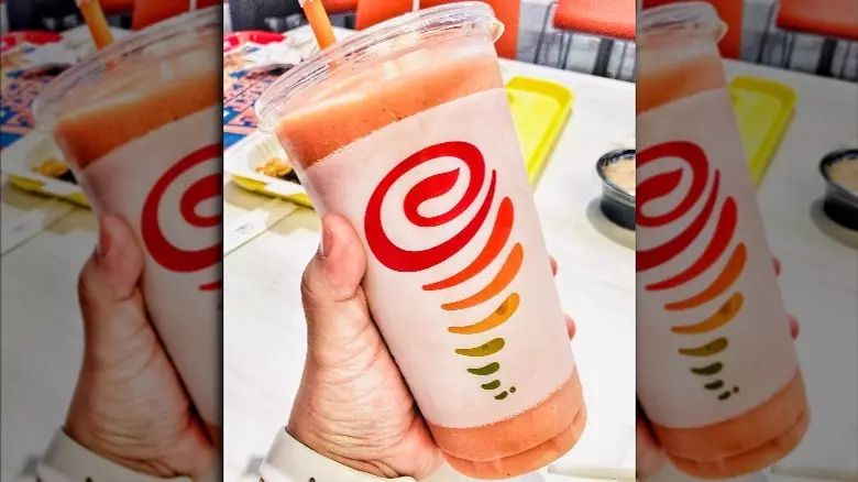 Niekto drží ružové a oranžové smoothie