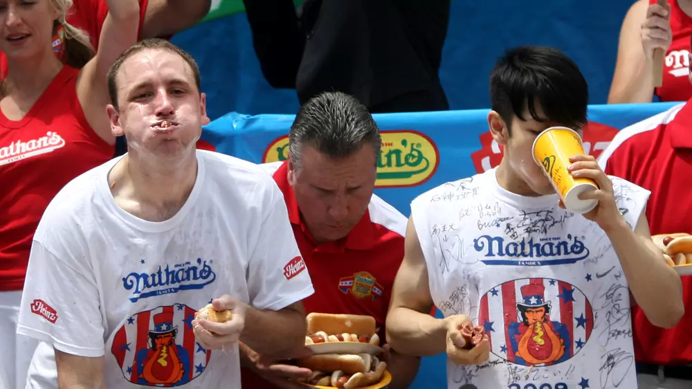 Ο Joey Chestnut και ο Takeru Kobayashi σε διαγωνισμό φαγητού hot dog