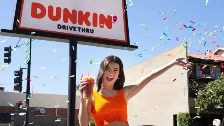 Charli D'Amelio står utenfor Dunkin' med sin signaturdrink