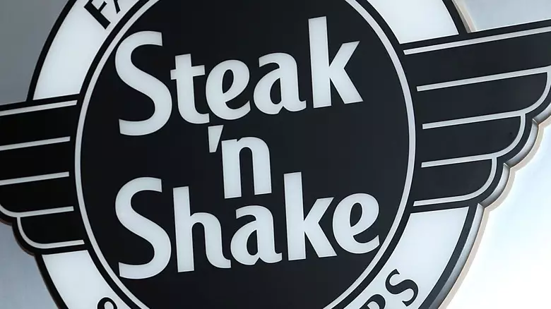 Logoja e Steak 'n Shake nga afër