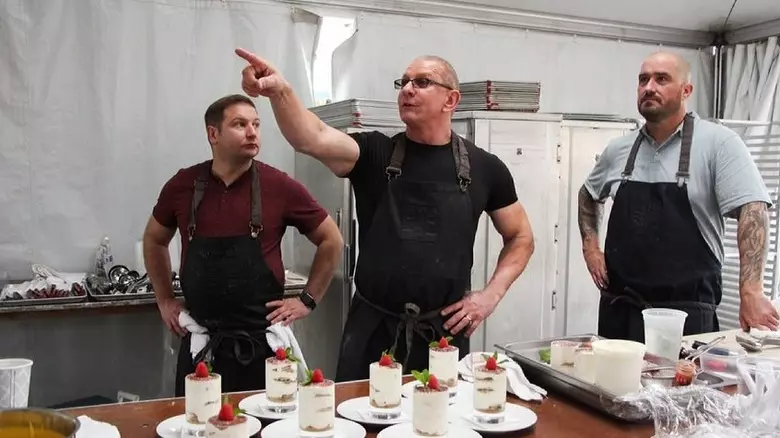 Robert Irvine debout dans la cuisine