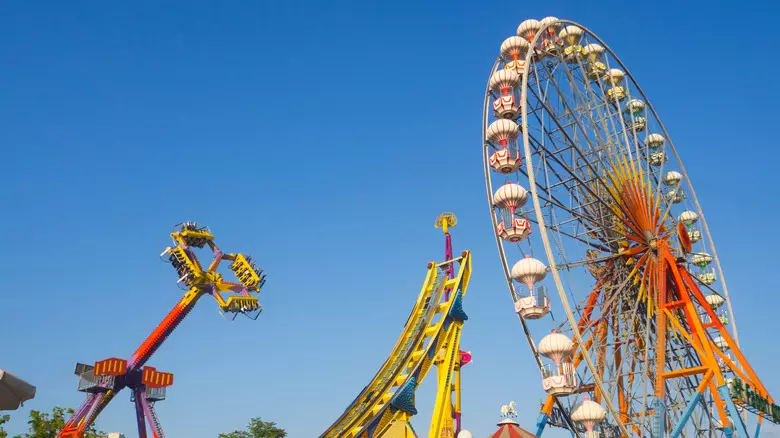 grande roue de parc d'attractions