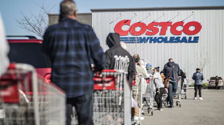 Linje av shoppere utenfor Costco