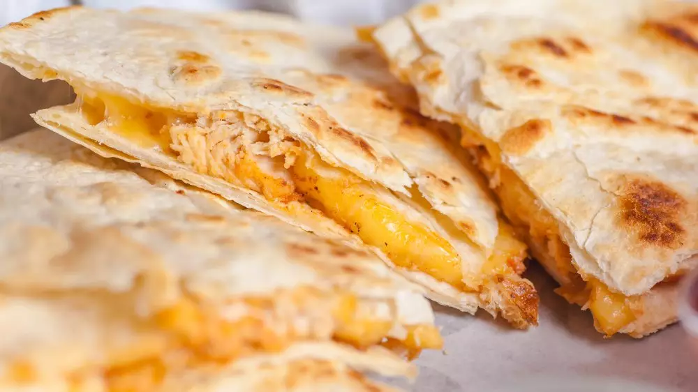 Cómo hacer la mejor versión de la quesadilla de Taco Bell