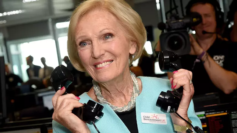 Mary Berry bi telefonan