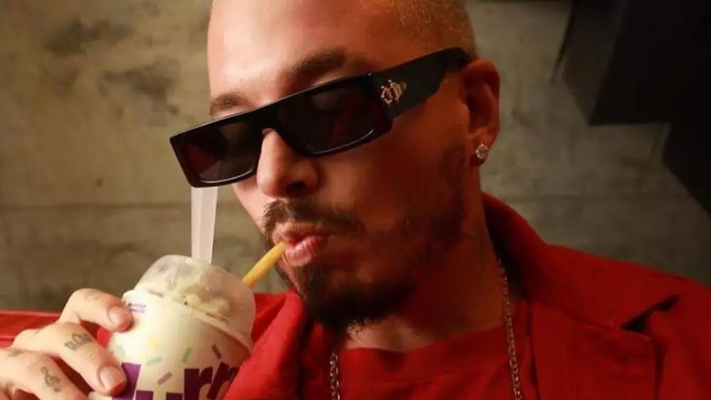 J Balvin trinkt einen Oreo McFlurry