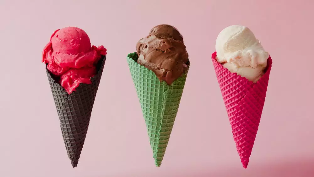 txawv flavors ntawm ice cream nyob rau hauv brightly xim cones